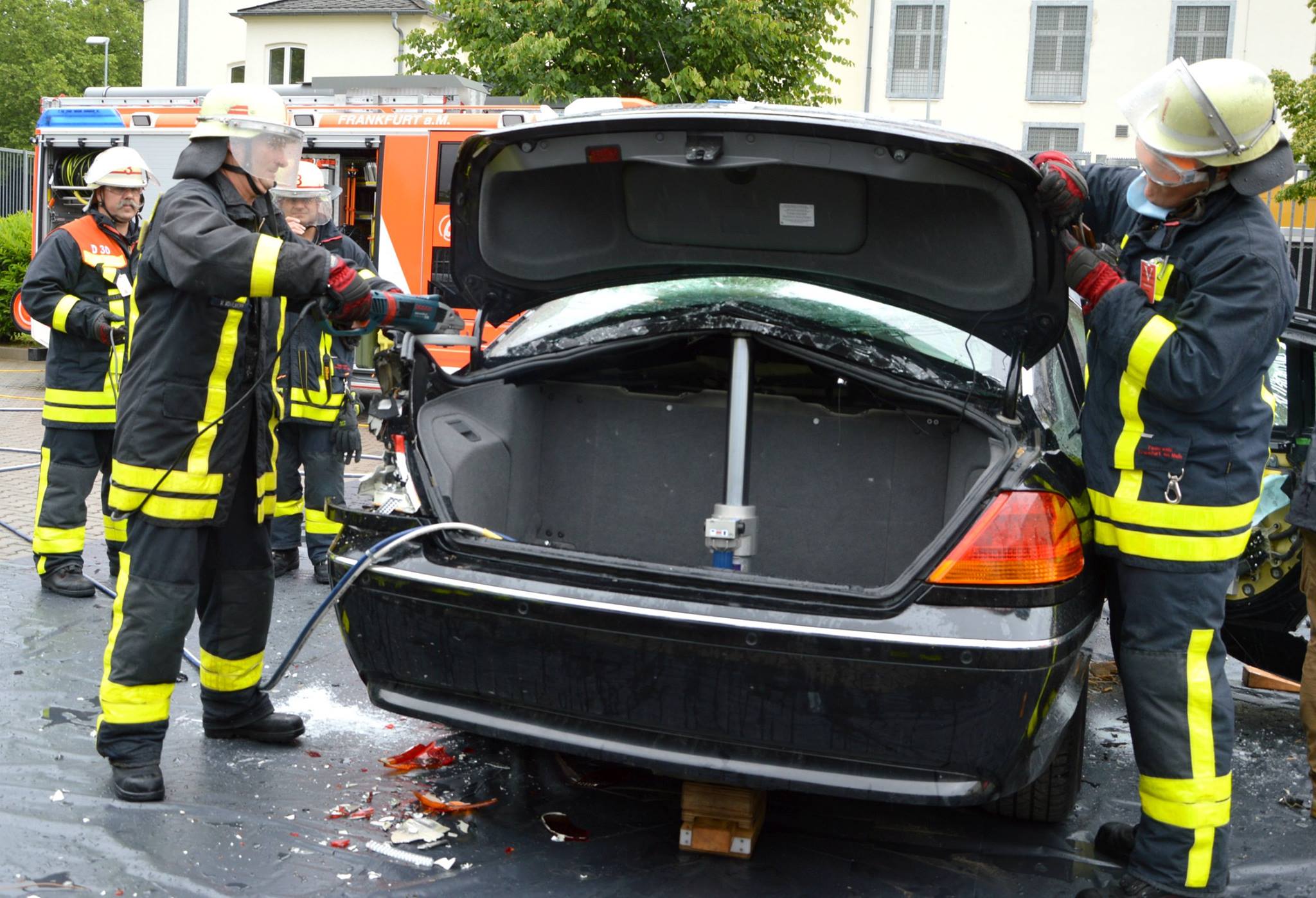 Frankfurt am Main Fire Brigade trained on armored vehicles - Absolute ...