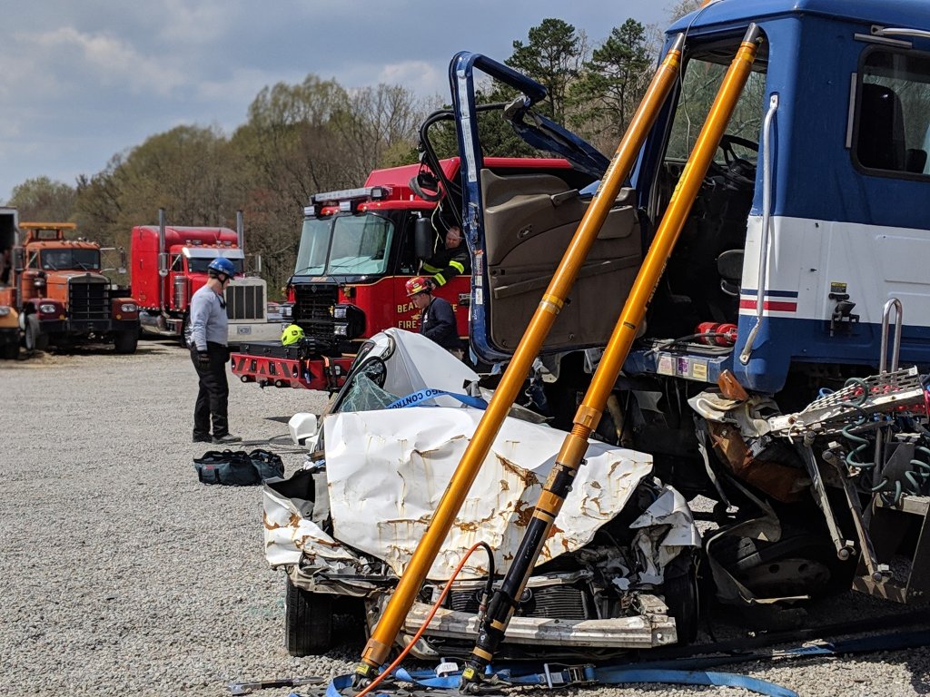 Stabilize, lift, and pull the vehicle out! - Absolute Rescue